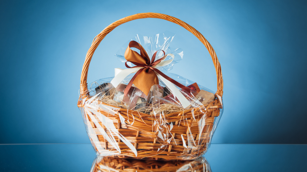 THE HAMPER'S TRADITION: DON'T FORGET YOUR HOUSE HELPERS - Dwell